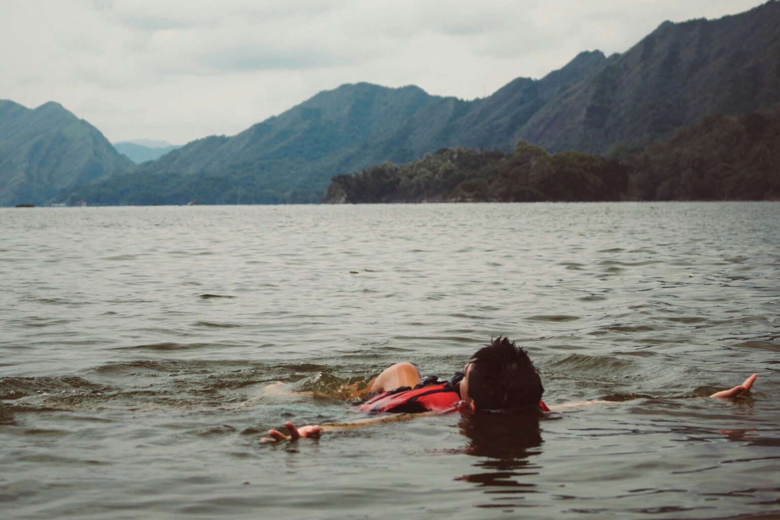 Basic Etiquette When Swimming In A Lake: 10 Do's And Don'ts - Lake.com