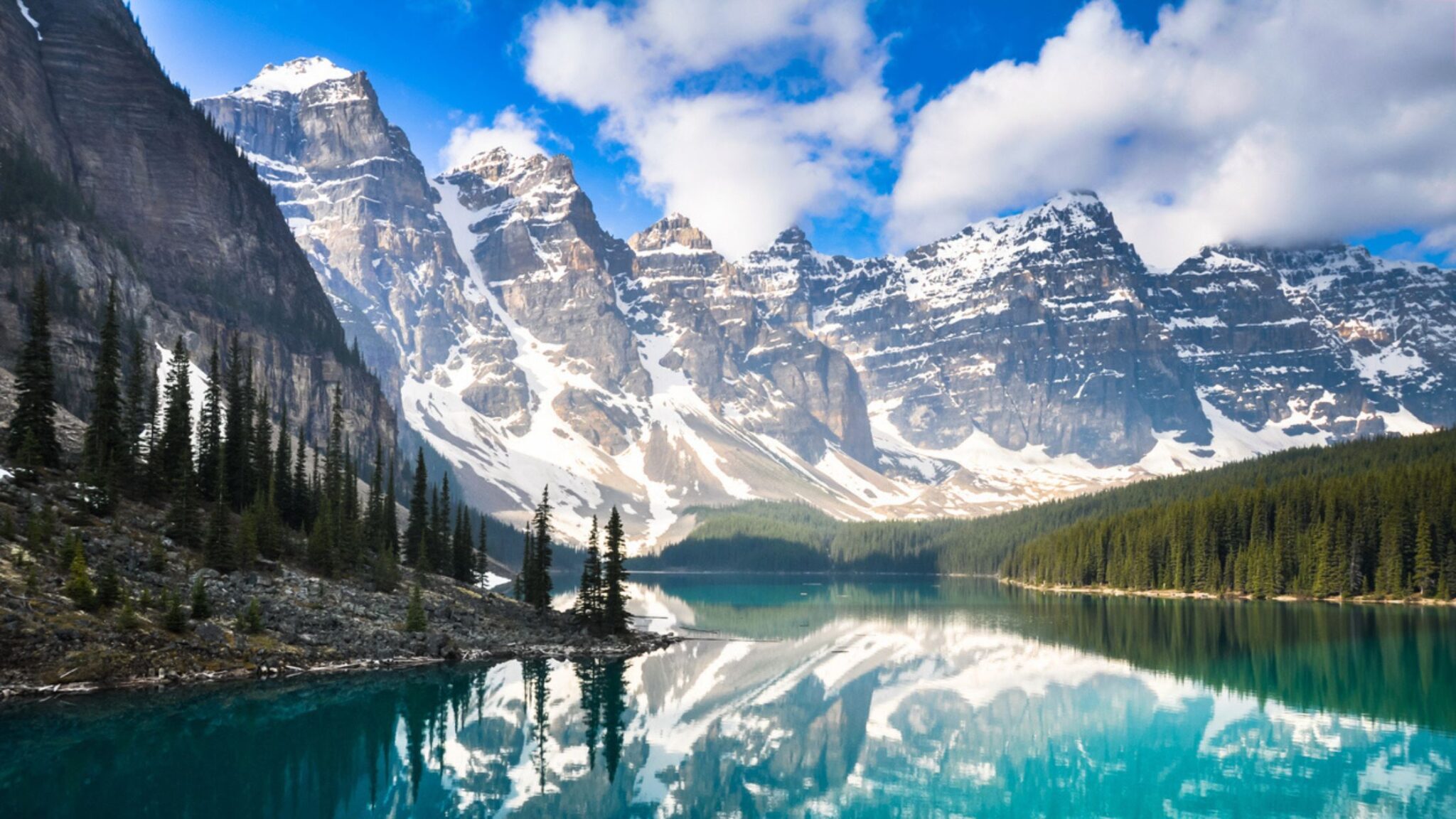 15 Best Lakes Worldwide for a Romantic Honeymoon Getaway