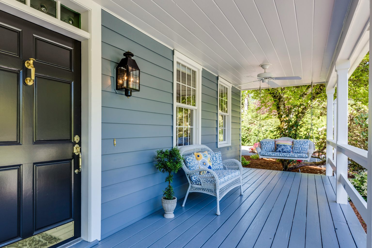 Lake House Paint Colors: Selecting the Ideal Palette for Serene Spaces