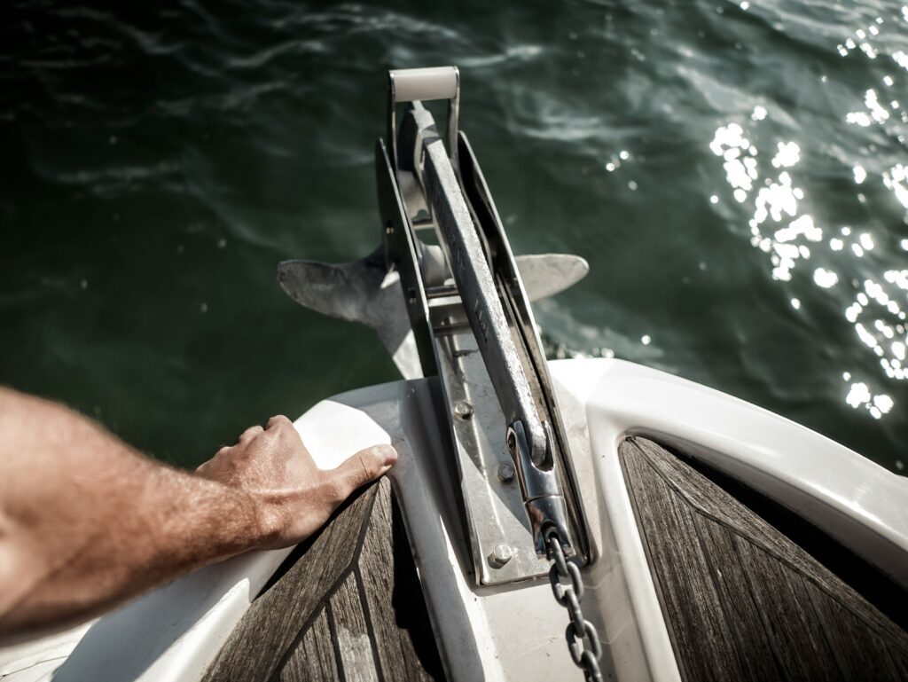 Retrieving an Anchor: Quick Tips and Essential Tools - Lake.com