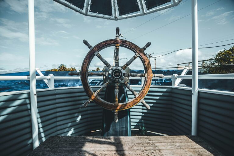 Port vs Starboard: Easy Boating Guide + Mnemonic | Lake.com