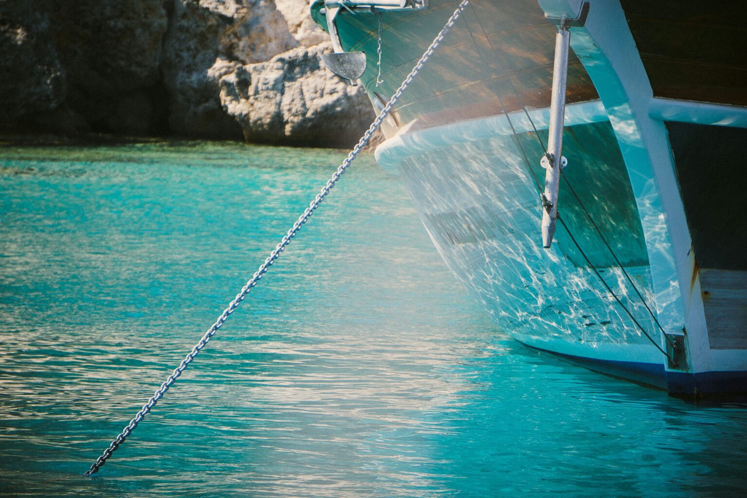 Retrieving an Anchor: Quick Tips and Essential Tools - Lake.com