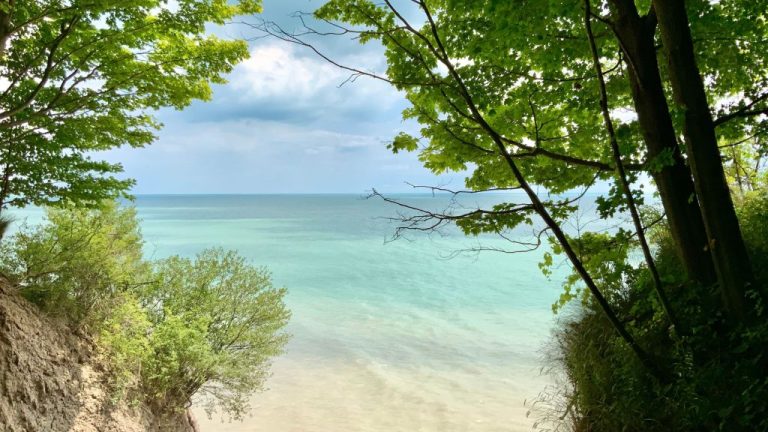 Top Lakeside Vacation Spots for Families and Friends Guide